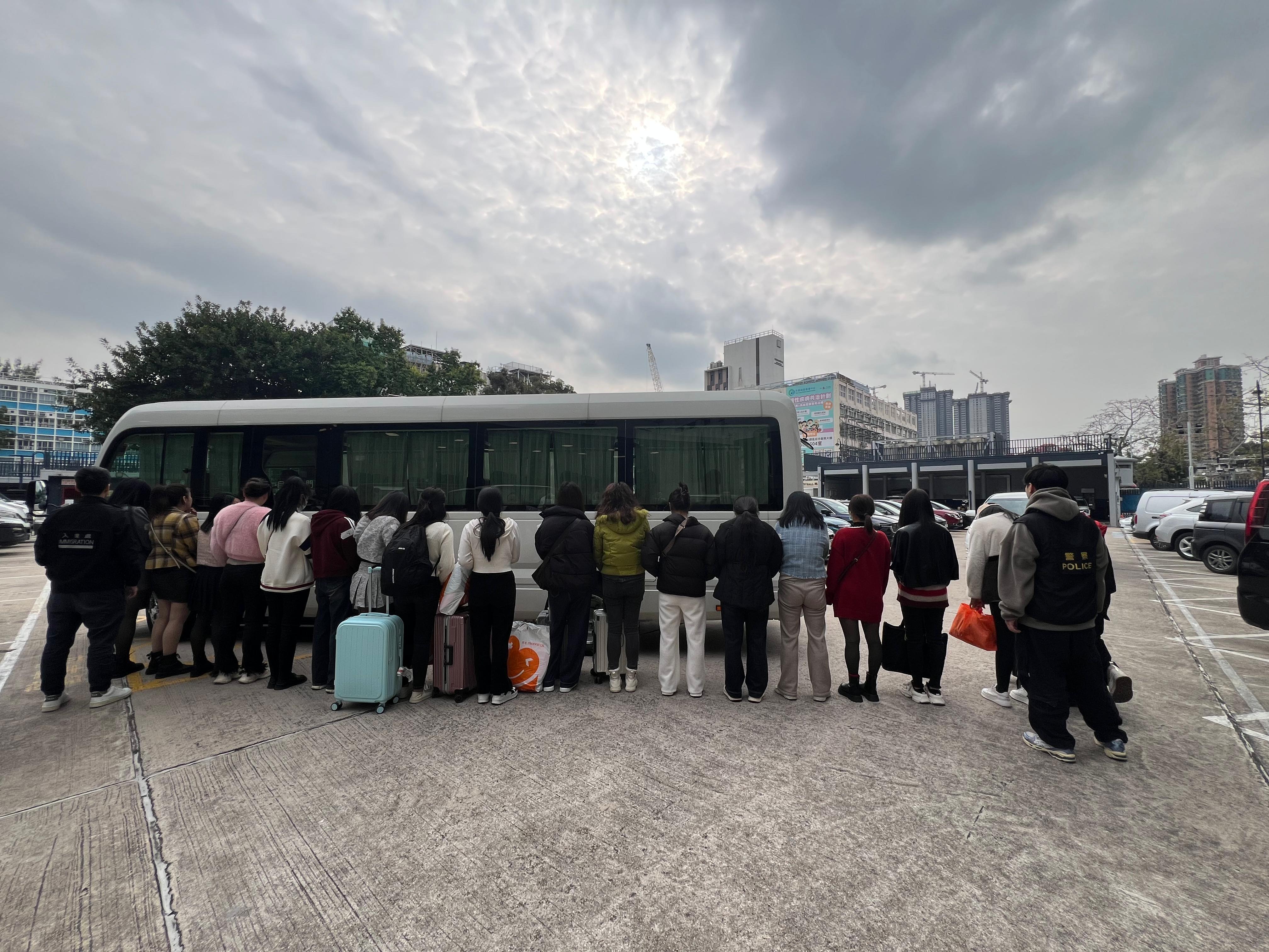 警聯同入境處元朗掃黃拘28內地女 最老59歲 | am730